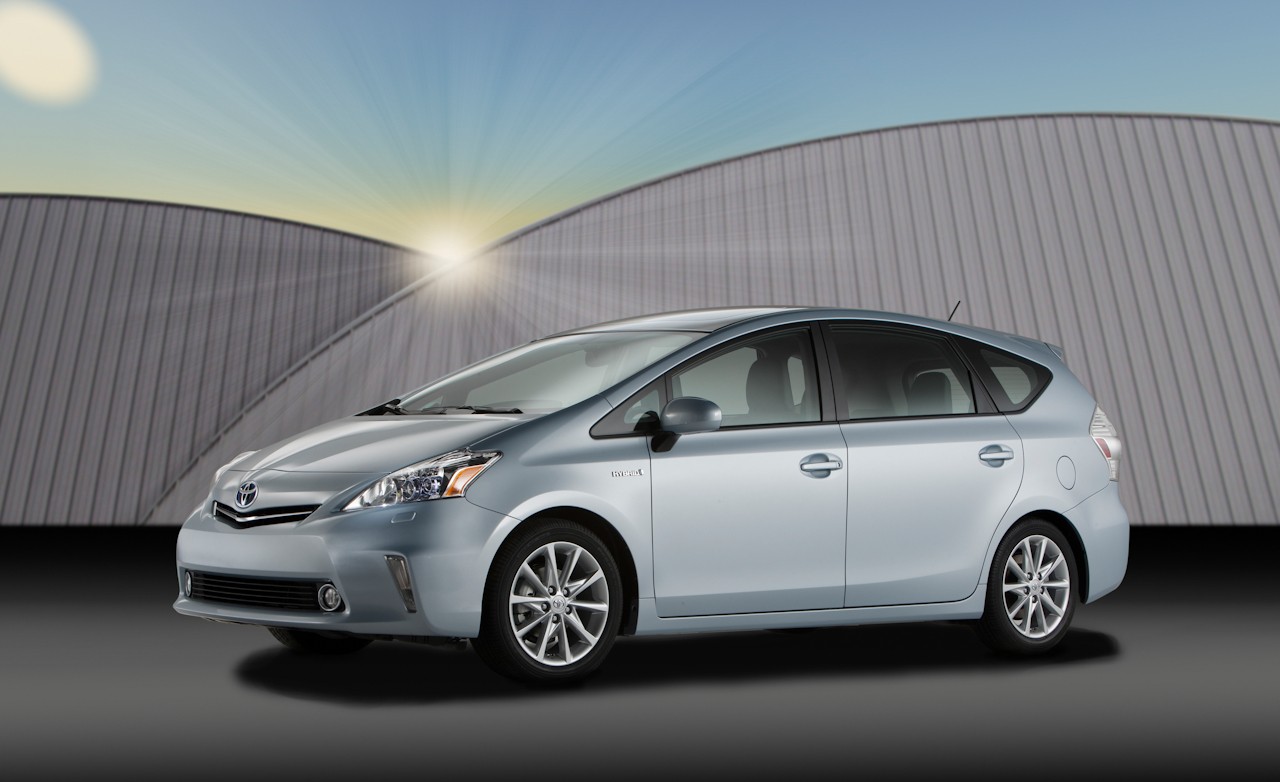 Tuning Rio: 2012 Toyota Prius V Photo Gallery