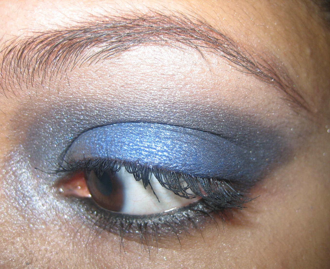 MAQUILLAJE Y BELLEZA: Look azul y negro: Bueno para las fiestas y un ...