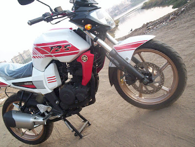 Yamaha Fz 16: Modified White And Red Yamaha