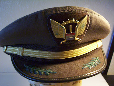 Judy: AUTHENTIC VINTAGE AIRLINE CAPTAIN'S PILOT HAT 1960'S