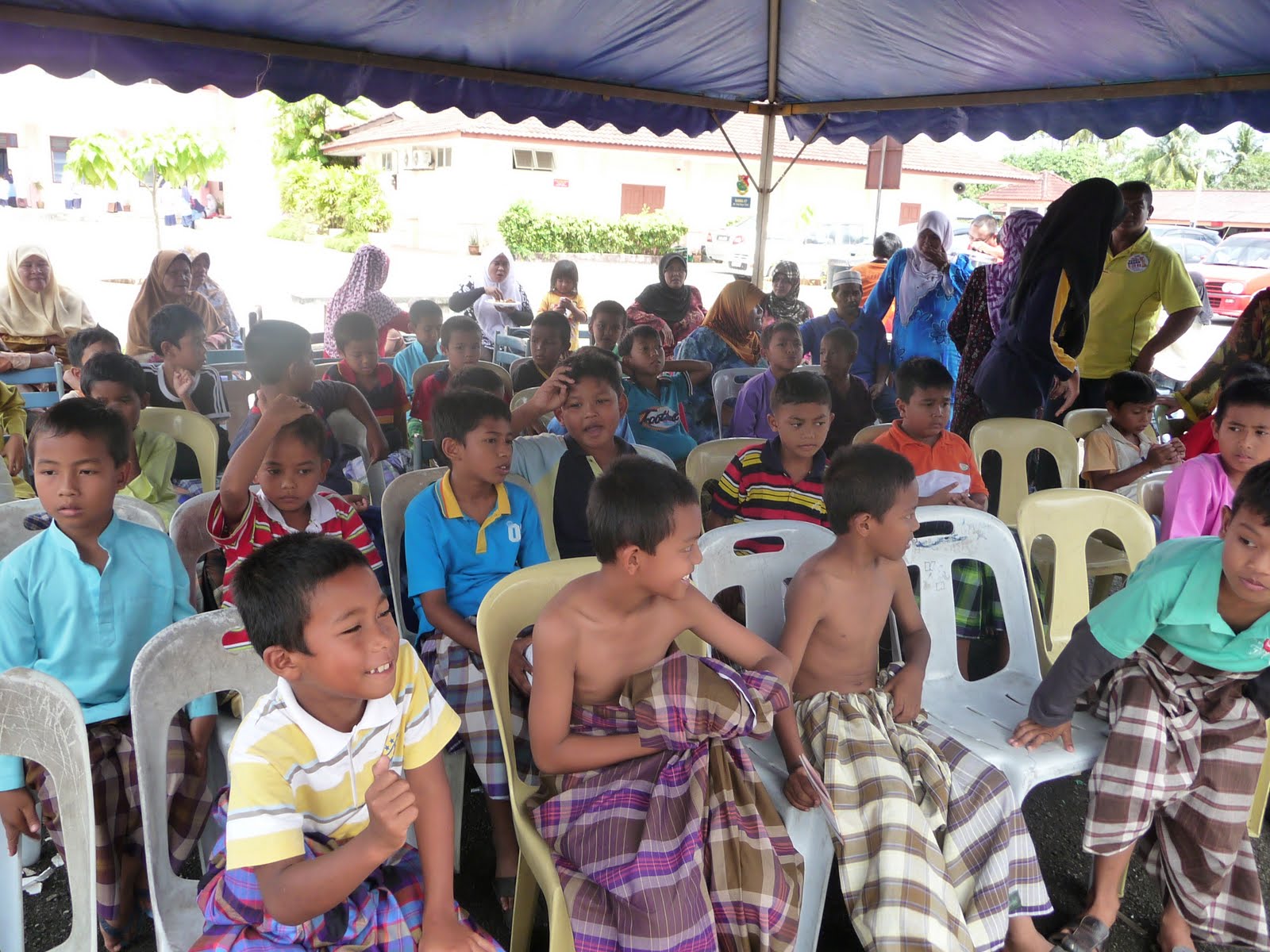 sekali pensil diraut, di sini tintaku tumpah, di sini aksara bermadah ...