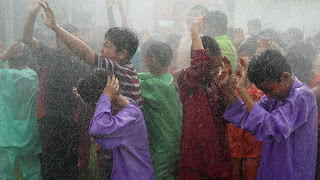 sekali pensil diraut, di sini tintaku tumpah, di sini aksara bermadah ...
