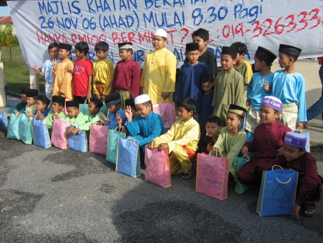 sekali pensil diraut, di sini tintaku tumpah, di sini aksara bermadah ...