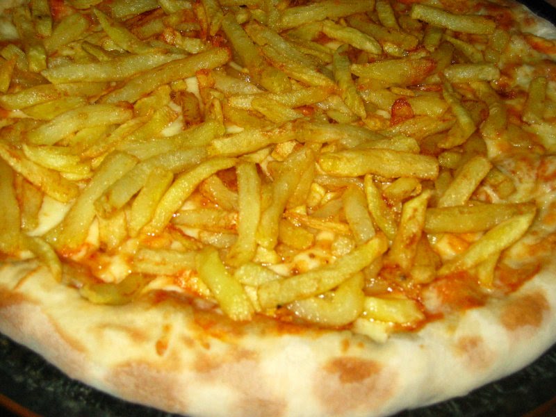 Pizzaria Pé na Roça: Pizza "Batata frita" ( molho, mussarela, batata ...