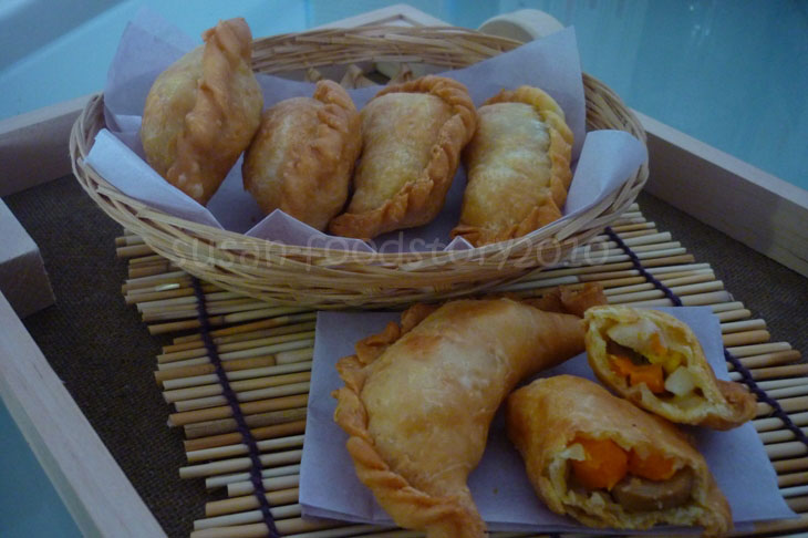 Susan-foodstory: Pastel Isi Ayam (Pie with Chicken Filling)