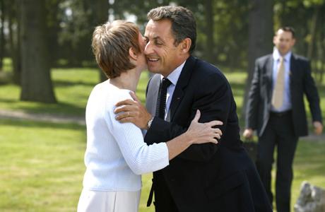 Injecting Cool to Culture!: Kiss as Hello in France (Faire La Bise)