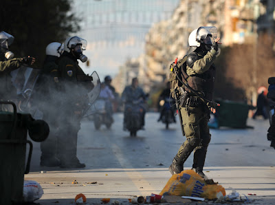 ΠΡΕΖΑ TV ©: ΦΩΤΟΓΡΑΦΙΑ ΑΣΤΥΝΟΜΙΚΟΥ ΣΤΗ ΚΑΜΑΡΑ ΣΤΗ ΘΕΣΣΑΛΟΝΙΚΗ ΠΟΥ ΚΑΝΕΙ ...