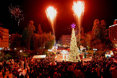 ΠΡΕΖΑ TV ©: ΑΝΑΨΕ ΞΑΝΑ ΤΟ ΧΡΙΣΤΟΥΓΕΝΝΙΑΤΙΚΟ ΔΕΝΤΡΟ ΣΤΗΝ ΑΘΗΝΑ...ΓΕΜΑΤΟ ...