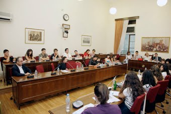 ΠΡΕΖΑ TV ©: ΒΟΥΛΗ ΤΩΝ ΕΦΗΒΩΝ 2010:ΆΡΧΙΣΑΝ ΟΙ ΕΡΓΑΣΊΕΣ ΤΩΝ ΜΑΘΗΤΩΝ ...
