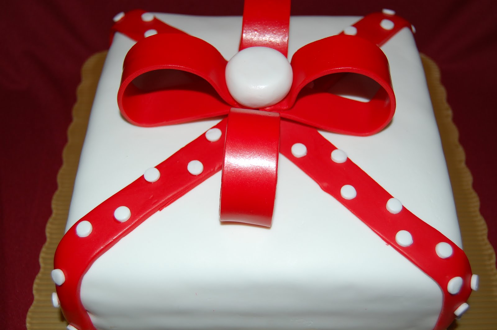 CUSTOMISED CAKES BY JEN: red fondant bows