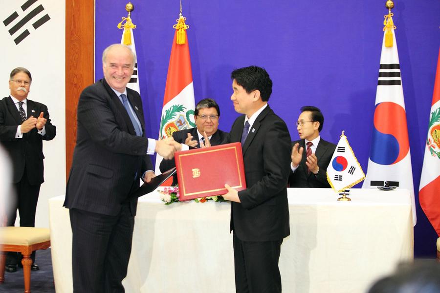 DESARROLLO PERUANO: Los Ya Numerosos TLC del Perú