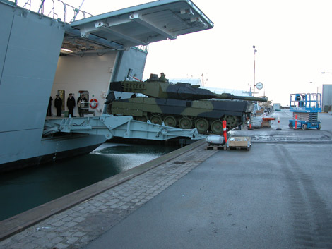 THROUGH THE WAVES: Absalon - LPD on nature..Frigate in design...