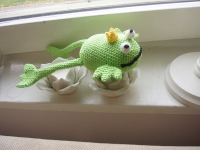 Den rosa bakelsen: Virkad groda