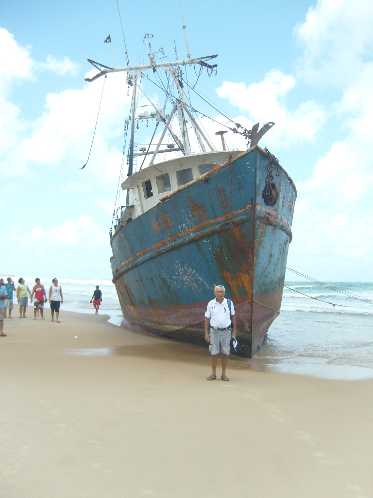 Bananeiraseobrejoparaibano: Navio pesqueiro encalhado.