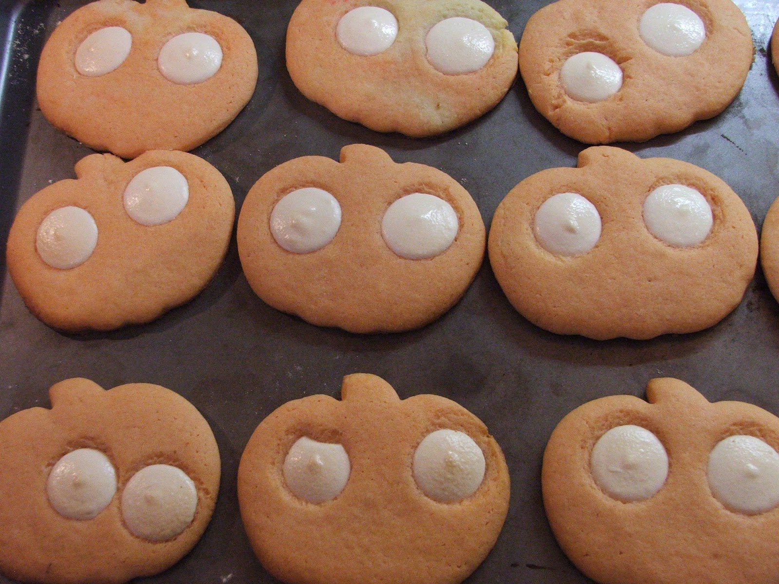 Artfully Caroline: Googly eyes pumpkin cookies