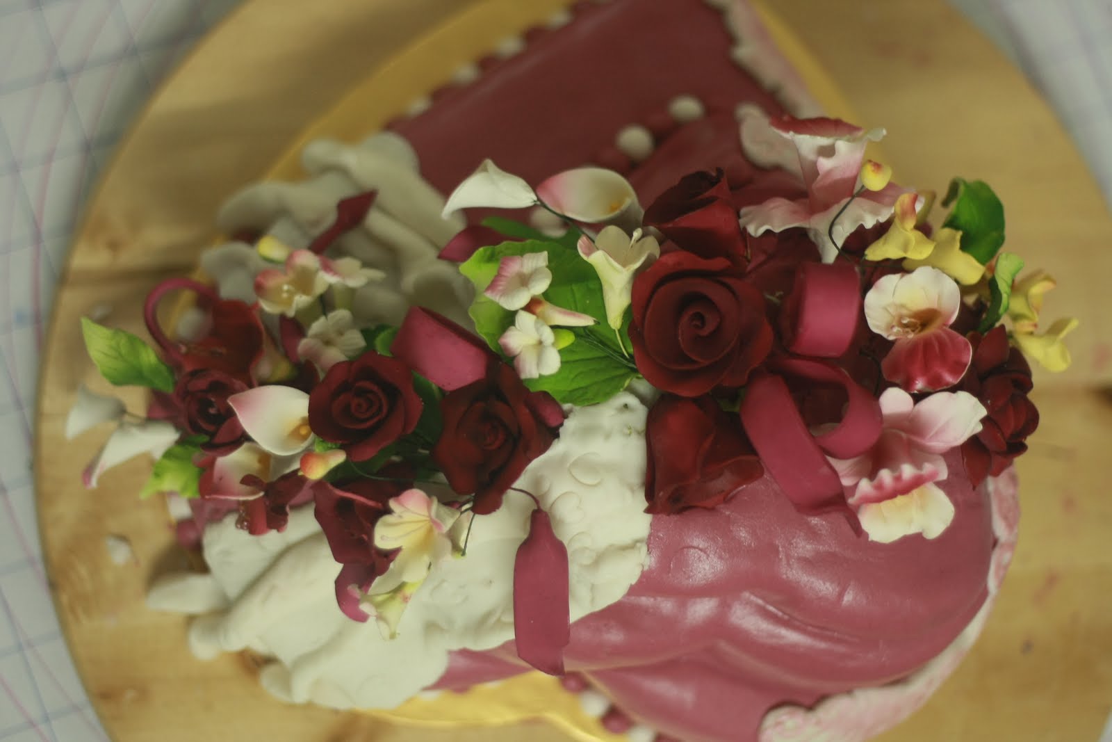 Kek Kahwin Tema Merah Putih (Maroon) | Eksekutifsuri Bakery