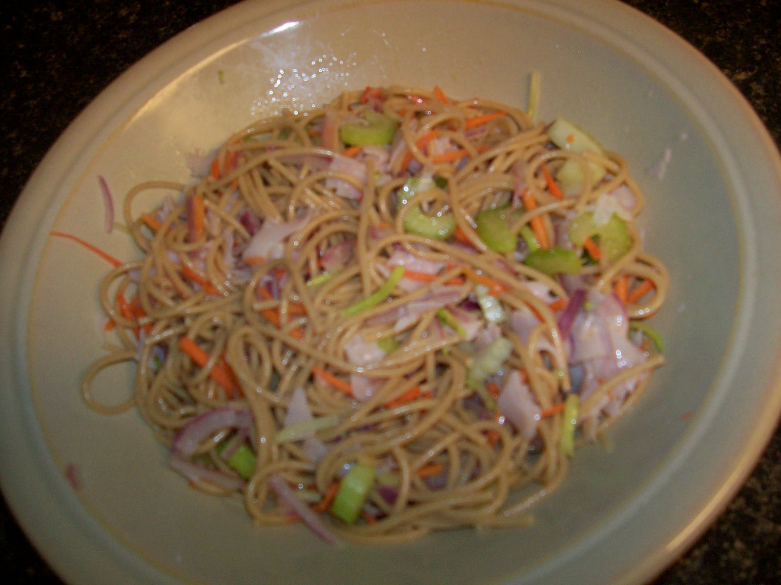 ENSALADA FRIA DE PASTA INTEGRAL CON VEGETALES Y JAMON DE PAVO
