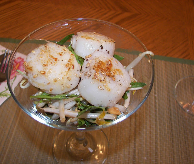 Salade de fèves germées aux pétoncles poêlés, vinaigrette au sésame
