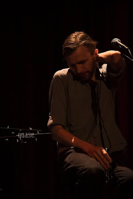 quase. fotografia: JJ Johanson no Centro de Artes do Espectáculo de ...