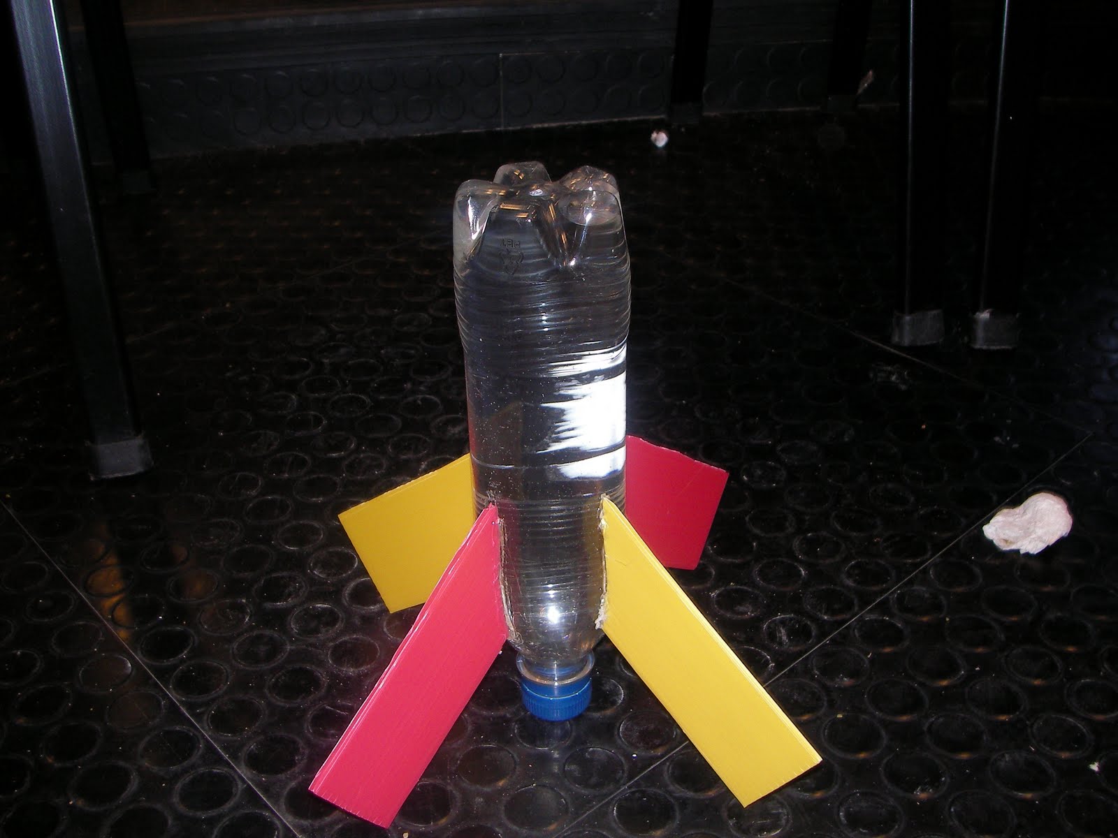 EXPERIMENTACION Y CREACIÓN: COHETE DE AGUA