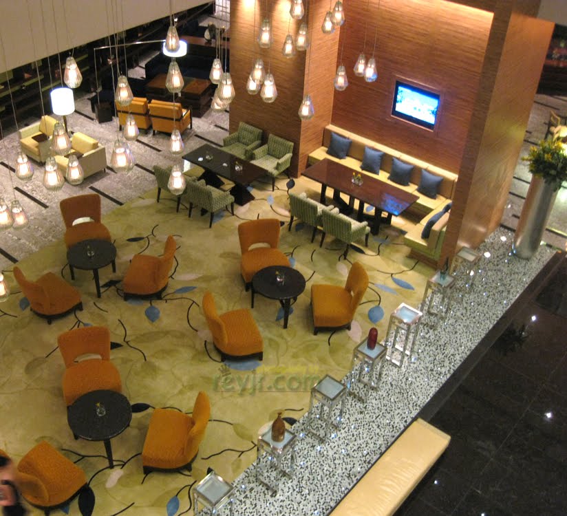 Reyjr.com: Bloggers Invade Velocity Bar Marriott Hotel Manila!