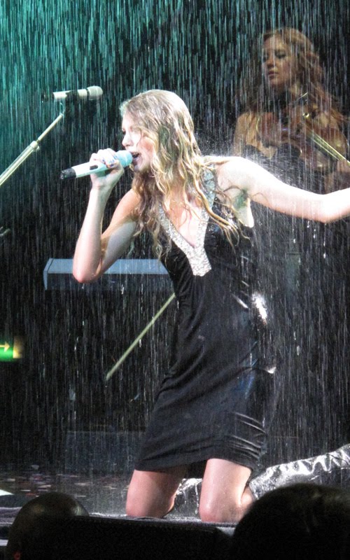 World News Blog: Taylor Swift performing in London