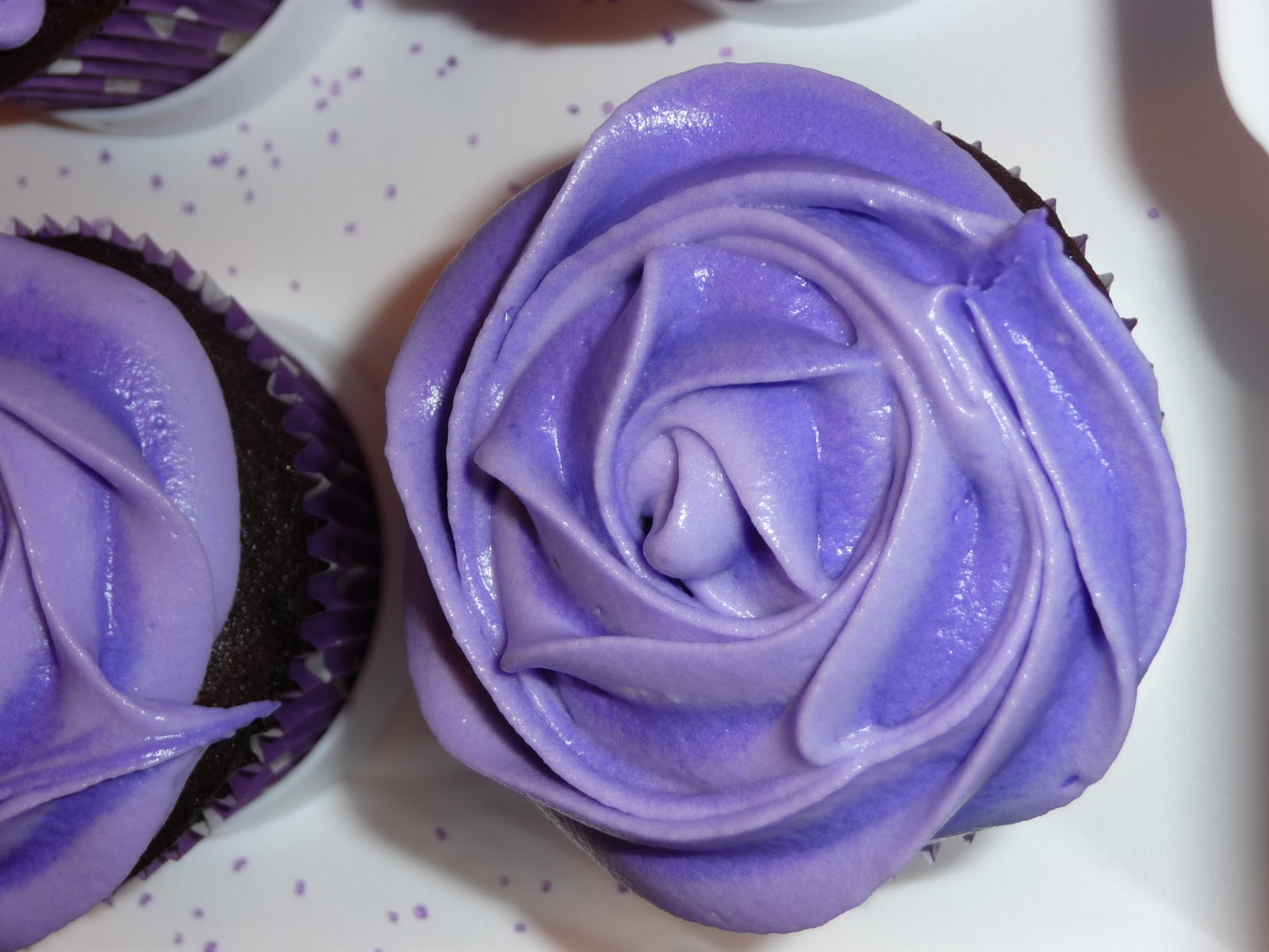 Chronicles of Baking: Two-Toned Frosting