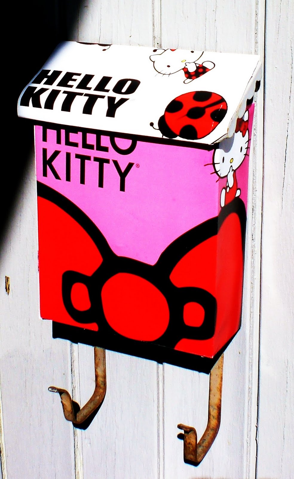 DOWAGER QUEEN: Hello Kitty Post Box