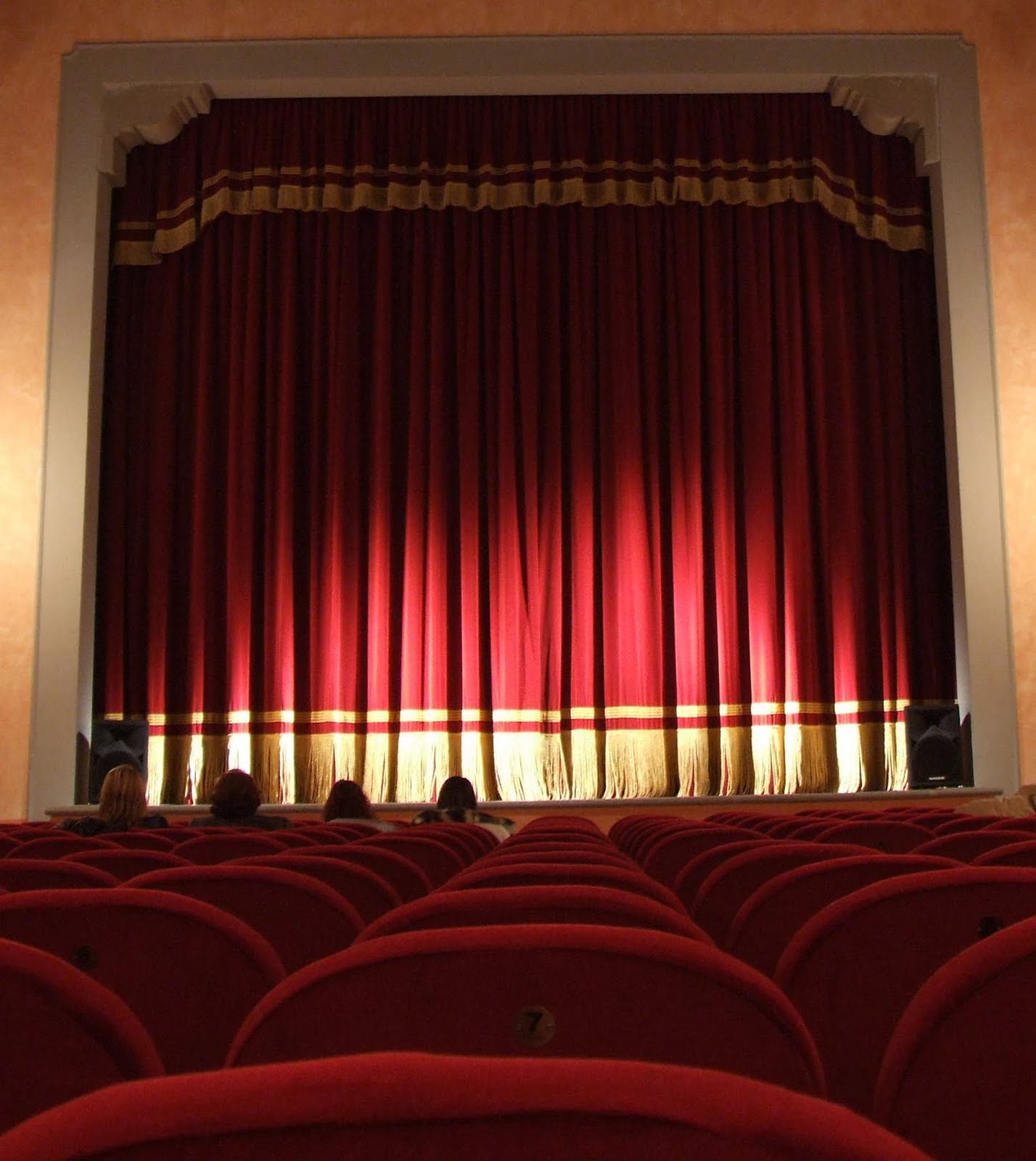 Fine Stagione: (Sipario) (Rideau)