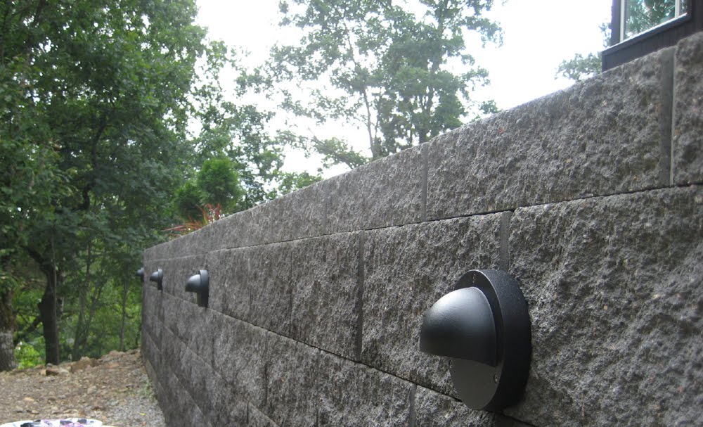 Svart hus: Trädäcket på framsidan klart!