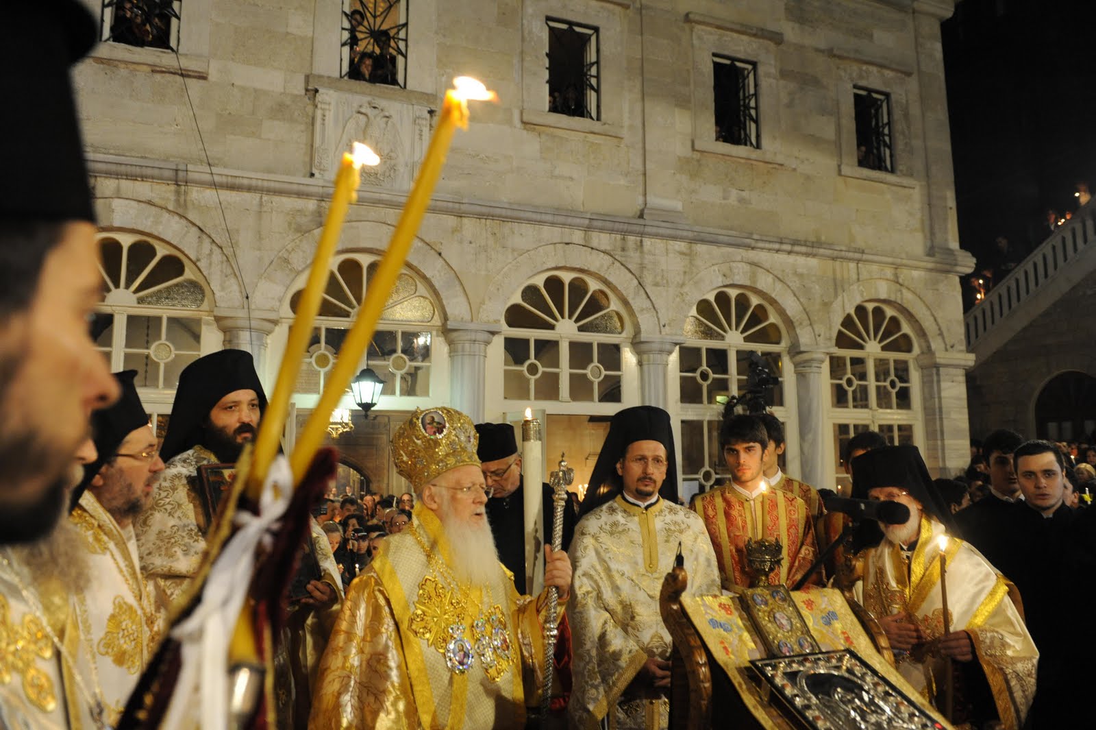 ΦΩΣ ΦΑΝΑΡΙΟΥ: ΑΝΑΣΤΑΣΗ ΣΤΟ ΦΑΝΑΡΙ ΠΟΥ ΧΩΡΑΕΙ ΟΛΗ ΤΗΝ ΟΙΚΟΥΜΕΝΗ