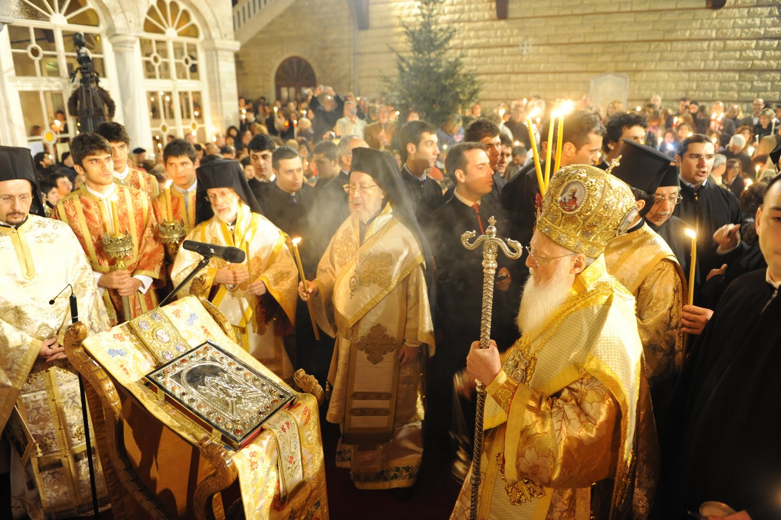 ΦΩΣ ΦΑΝΑΡΙΟΥ: ΑΝΑΣΤΑΣΗ ΣΤΟ ΦΑΝΑΡΙ ΠΟΥ ΧΩΡΑΕΙ ΟΛΗ ΤΗΝ ΟΙΚΟΥΜΕΝΗ