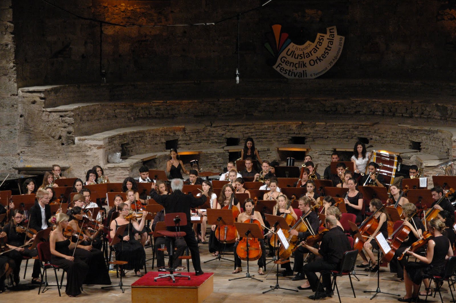 Ιδιωτική Οδός: Η ΣΥΜΦΩΝΙΚΗ ΟΡΧΗΣΤΡΑ ΝΕΩΝ ΚΥΠΡΟΥ ΣΤΗΝ ΑΓΙΑ ΕΙΡΗΝΗ ΤΗΣ ΠΟΛΗΣ