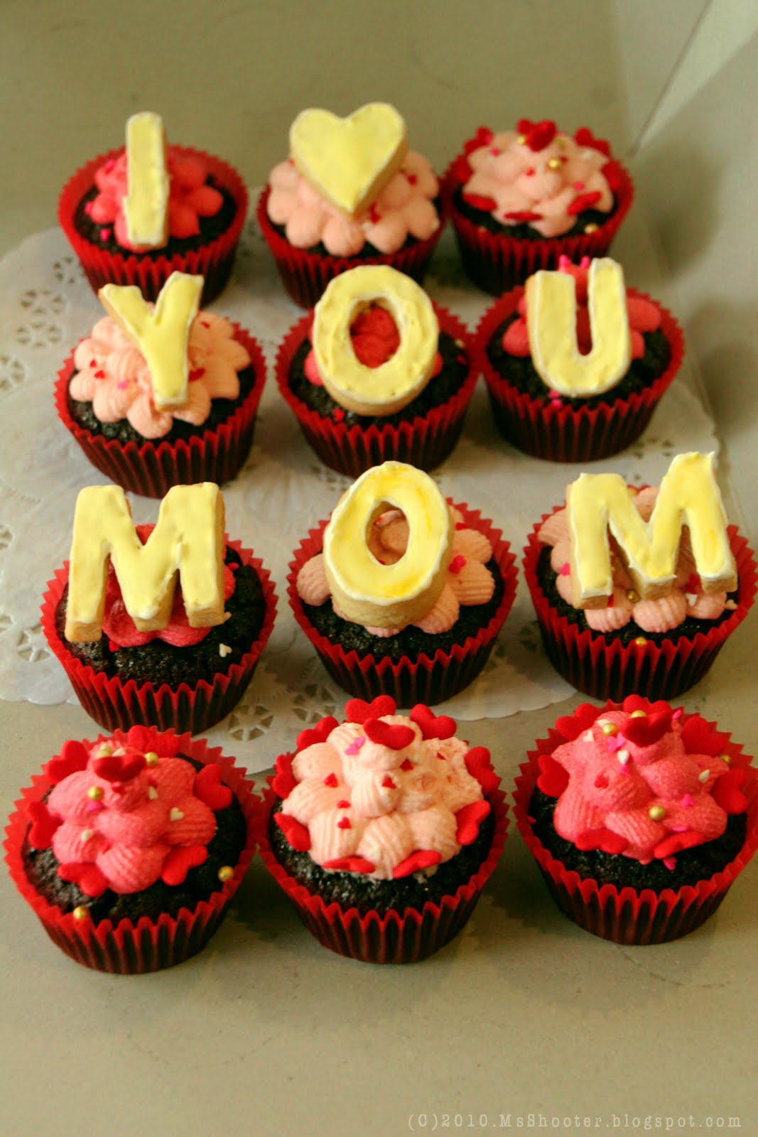 Vanilla Kitchen: .Mother's Day Cupcakes: It's a Berry Muddy Business.