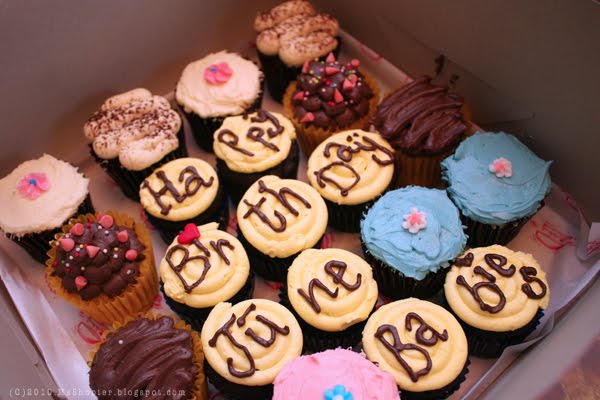 Vanilla Kitchen: .Birthday and Welcome Home Cupcakes.