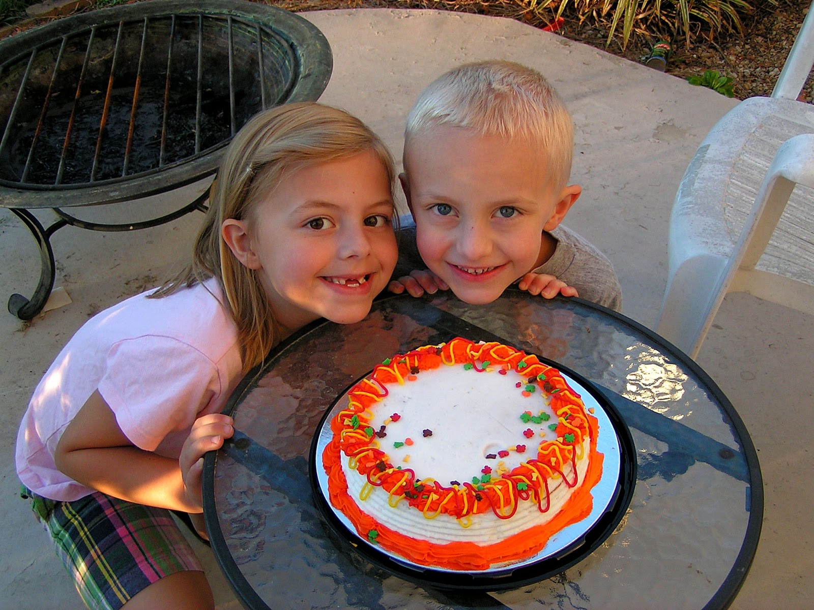 Hooligan Happenings: Friday Fight Night...Cake Fight, that is!