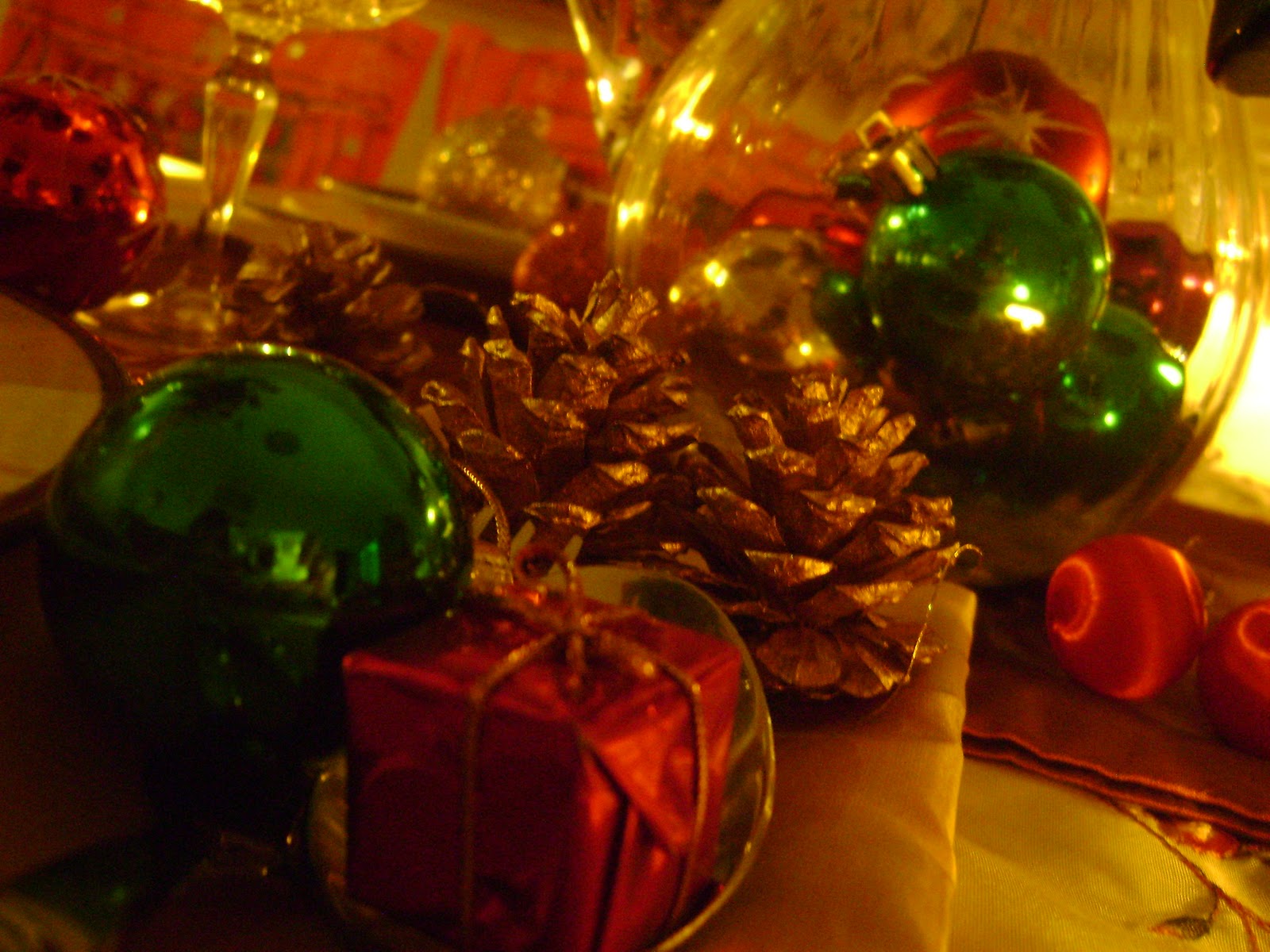 RAINBOW - The Colours of India: Pine Cone Themed Christmas Table ...