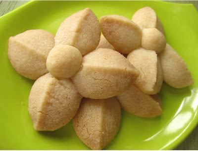 ขนมไทย (Thai desserts): กลีบลำดวน(Kanom Gleeb Lam Duan)
