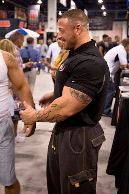 Muscle Lover: Eddie Moyzan and his huge arms!