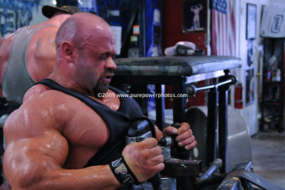 Muscle Lover: Massive Branch Warren at gym