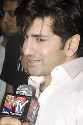 Entertain The World: Fakhir