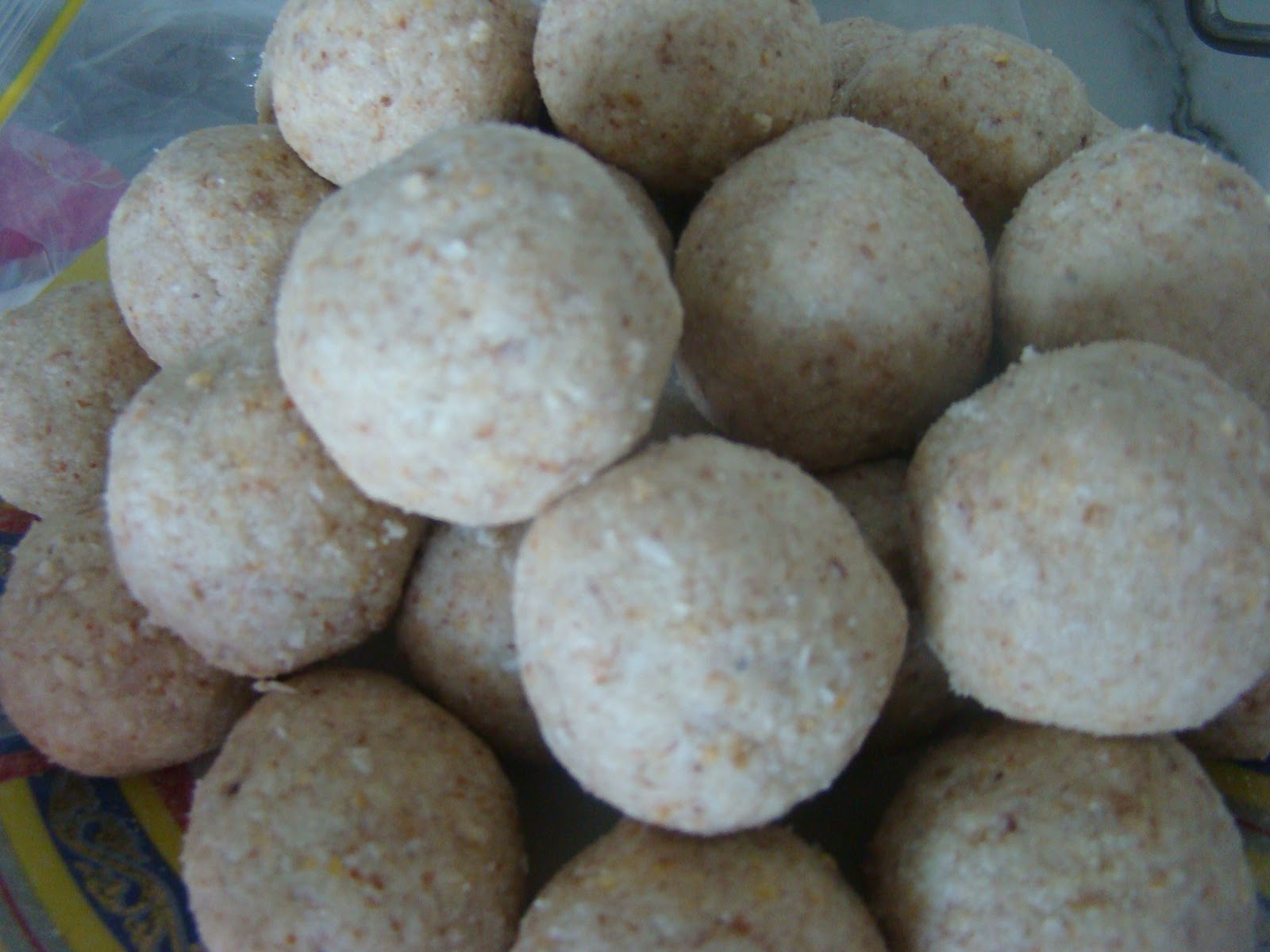 palate corner: dinkache laadoo/gond ke ladoo/edible gum sweet balls