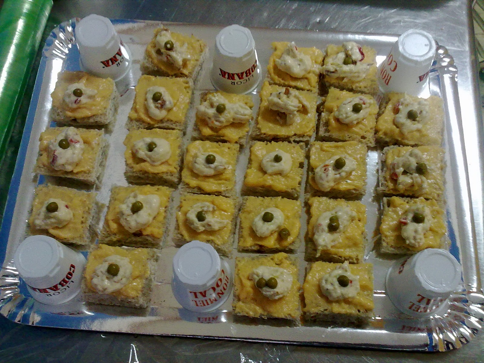 canapesymas: canape de pollo al curry mahonesa y alcaparras