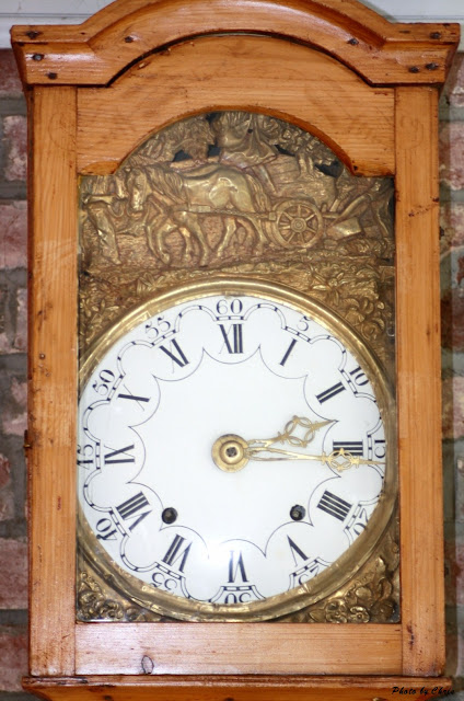 LA GALERIE: Le haut d'une Comtoise du XIX siècle.