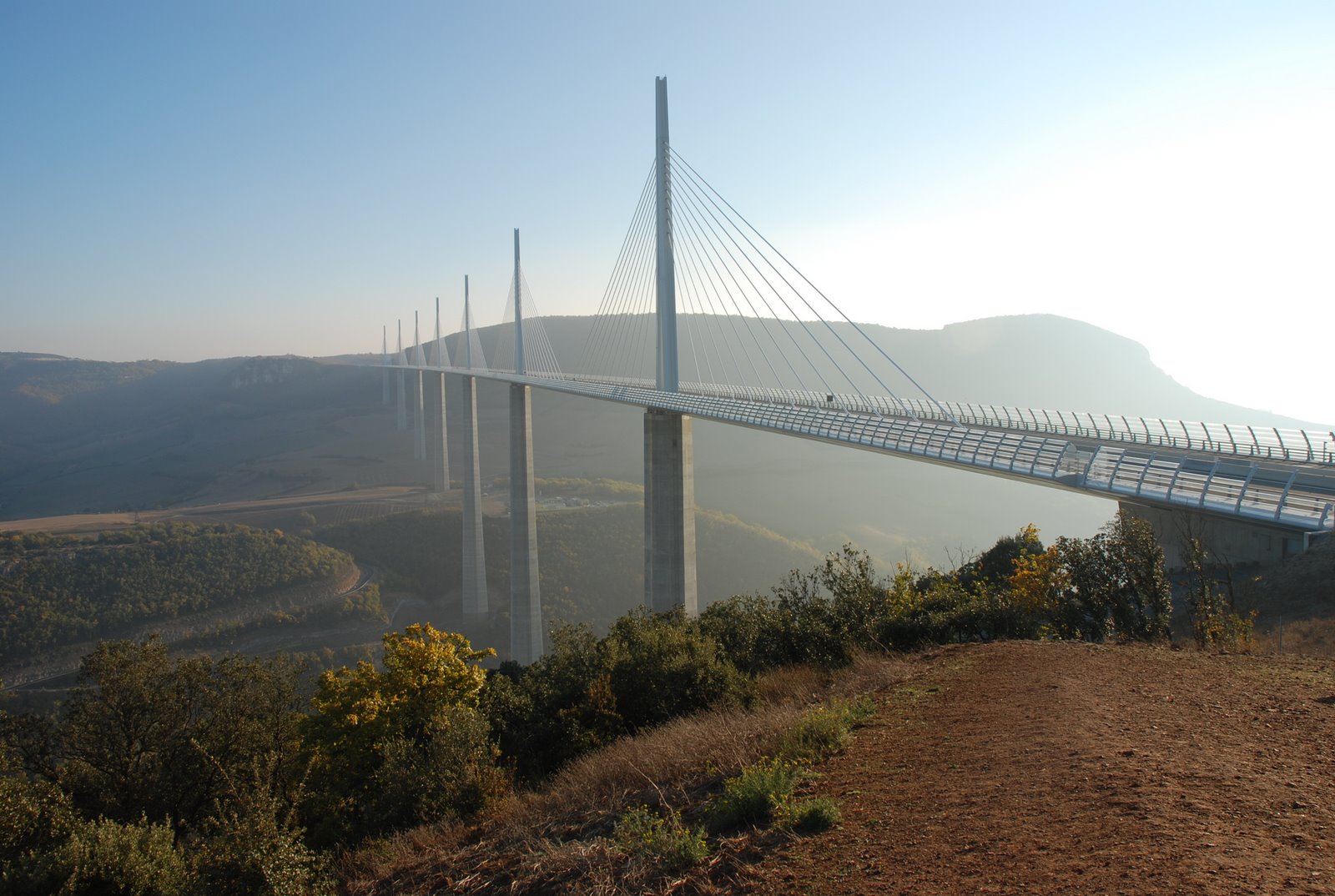 buldjr: El viaducto de Millau, obra arquitectonica moderna,