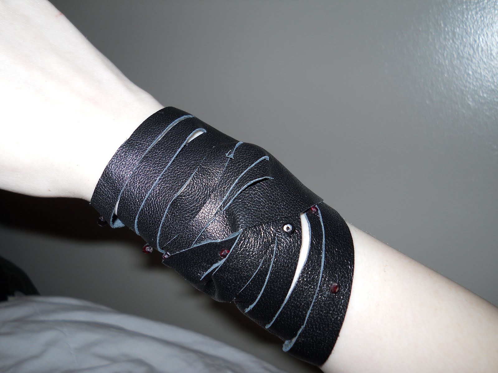 La Bouilloire Noire: DiY Leather Cuff