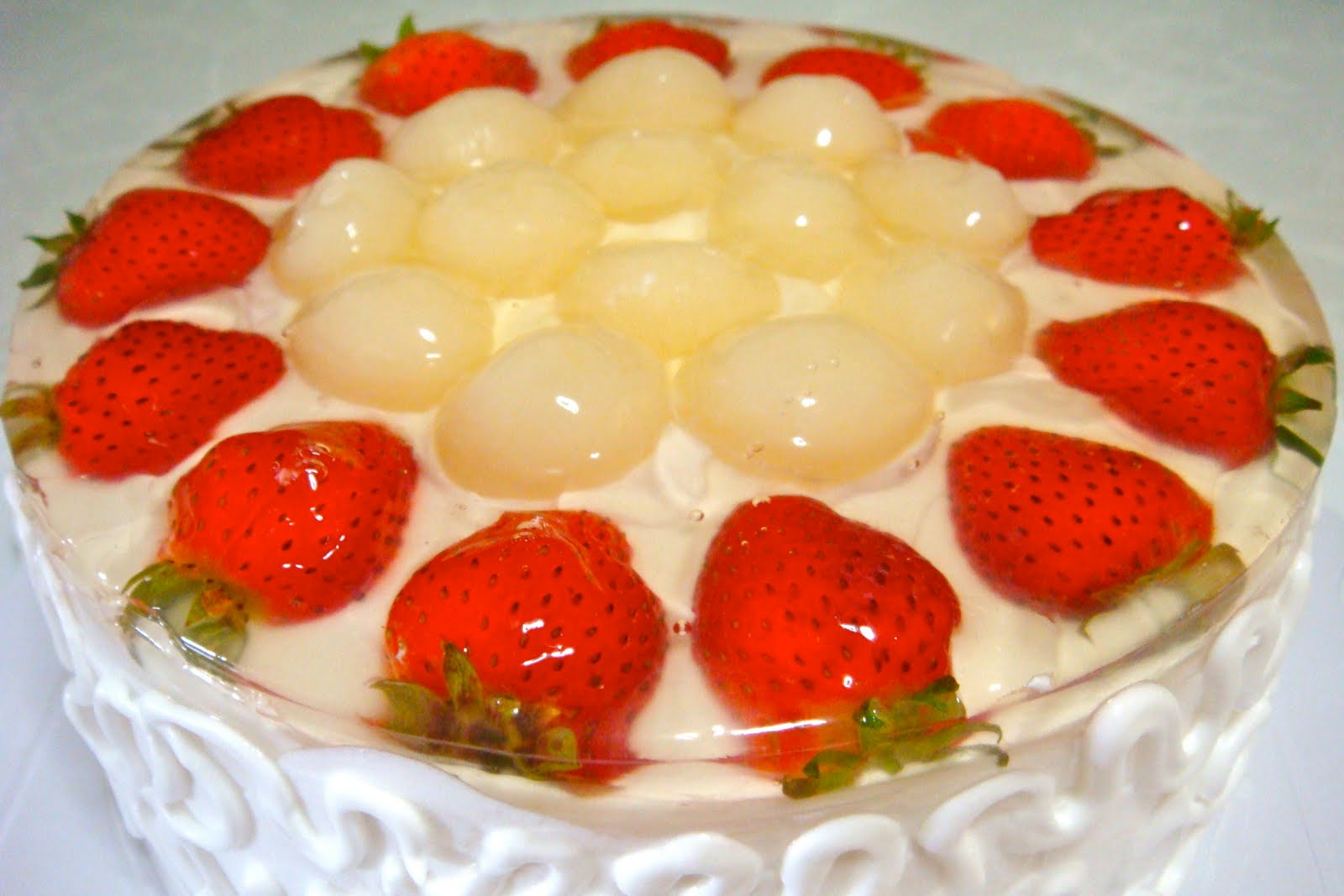 Cookiss @ Sheryl's Kitchen: Strawberry & Longan Fruit Cake