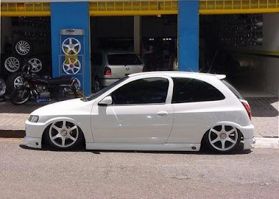 Planeta Automotivo: Celta Branco duas portas socado no chão