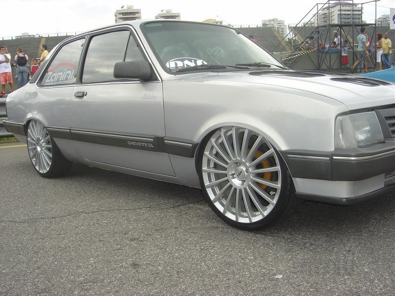 Planeta Automotivo: Chevette DL prata com rodas Esportivas