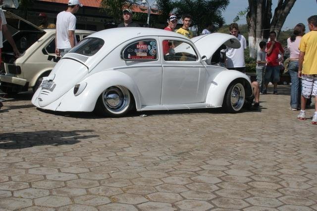Planeta Automotivo: VW Fusca branco socado no Chão
